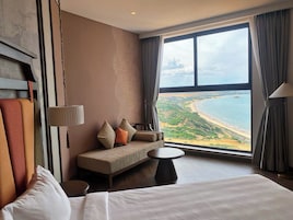 Quarto Duplo Deluxe, vista para o mar | Cofre no quarto, secretária 