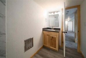 Condo, 3 quartos | Banheiro | Toalhas de banho, shampoo