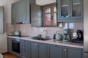 Villa, vista para o mar | Cozinha privada | Uma cafeteira/bule 