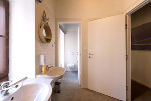 Quarto básico, várias camas | Banheiro | Chuveiro, secador de cabelo, toalhas de banho, sabonete