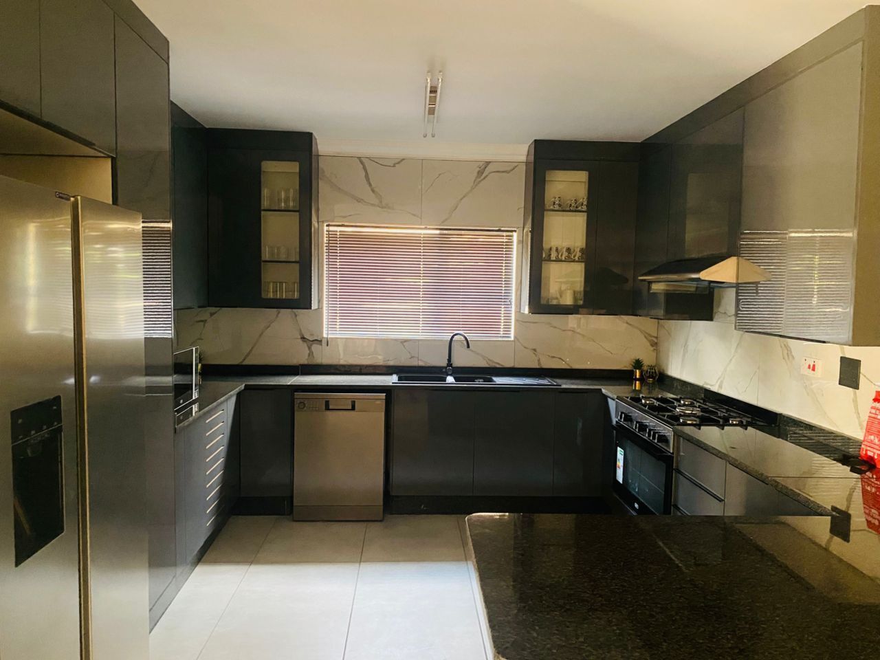 Um frigorífico no espaço comum, um micro-ondas no espaço comum 