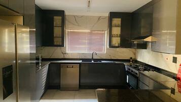 Um frigorífico no espaço comum, um micro-ondas no espaço comum