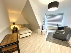 Apartamento luxo, sacada, vista para a cidade | Área de estar | TV de tela plana 30 polegadas com canais a cabo, DVD player