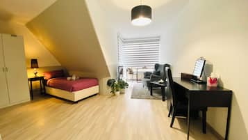 Apartamento luxo, sacada, vista para a cidade | Área de estar | TV de tela plana 30 polegadas com canais a cabo