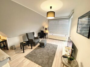Apartamento luxo, sacada, vista para a cidade | Área de estar | TV de tela plana 30 polegadas com canais a cabo, DVD player