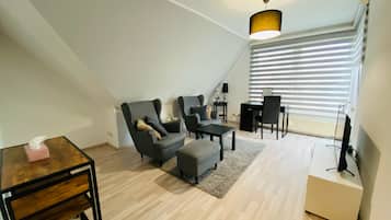 Apartamento luxo, sacada, vista para a cidade | Frigobar (abastecido com alguns itens grátis), escrivaninha