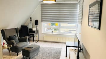 Apartamento luxo, sacada, vista para a cidade | Área de estar | TV de tela plana 30 polegadas com canais a cabo