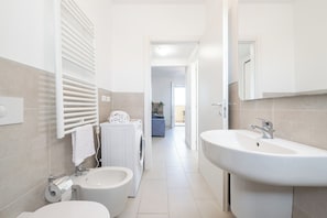 Apartamento | Casa de banho | Um polibã, um secador de cabelo, toalhas fornecidas, papel higiénico 