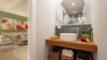 Apartamento (2 Bedrooms) | Banheiro | Chuveiro, bidê, toalhas de banho