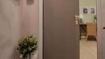 Apartamento (2 Bedrooms) | Área de estar | Smart TV 32 polegadas com canais a cabo