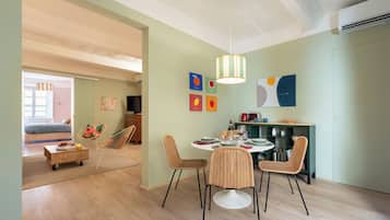 Apartamento (2 Bedrooms) | Área de estar | Smart TV 32 polegadas com canais a cabo