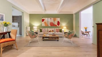 Apartamento (2 Bedrooms) | Área de estar | Smart TV 32 polegadas com canais a cabo