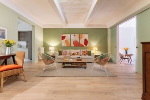 Apartamento (2 Bedrooms) | Sala de estar | Smart TV de 32 polegadas com canais por cabo 