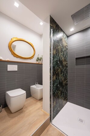 Apartamento (2 Bedrooms) | Casa de banho | Um polibã, um bidé, toalhas fornecidas 