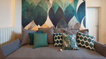 Apartamento (1 Bedroom) | Área de estar | TV 32 polegadas com canais a cabo