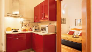 Apartamento (1 Bedroom) | Kitchenette privada | Um micro-ondas, um forno, uma máquina de café expresso