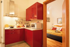 Apartamento (1 Bedroom) | Cozinha americana privada | Micro-ondas, fogão, máquina de café expresso