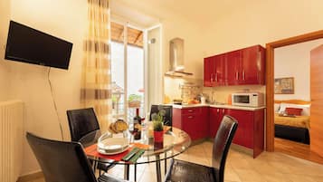 Apartamento (1 Bedroom) | Kitchenette privada | Um micro-ondas, um forno, uma máquina de café expresso