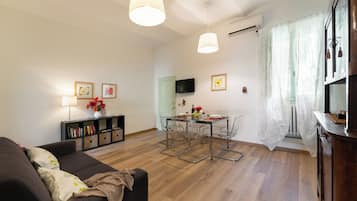 Apartamento (2 Bedrooms) | Sala de estar | Televisor de 32 polegadas com canais por cabo