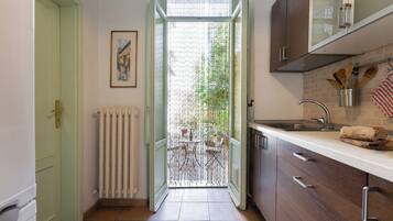 Apartamento (2 Bedrooms) | Cozinha privada | Um forno, uma máquina de café expresso, uma chaleira elétrica
