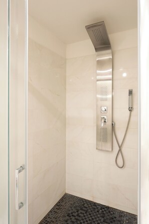 Apartamento (1 Bedroom) | Casa de banho | Um polibã, um bidé, toalhas fornecidas 
