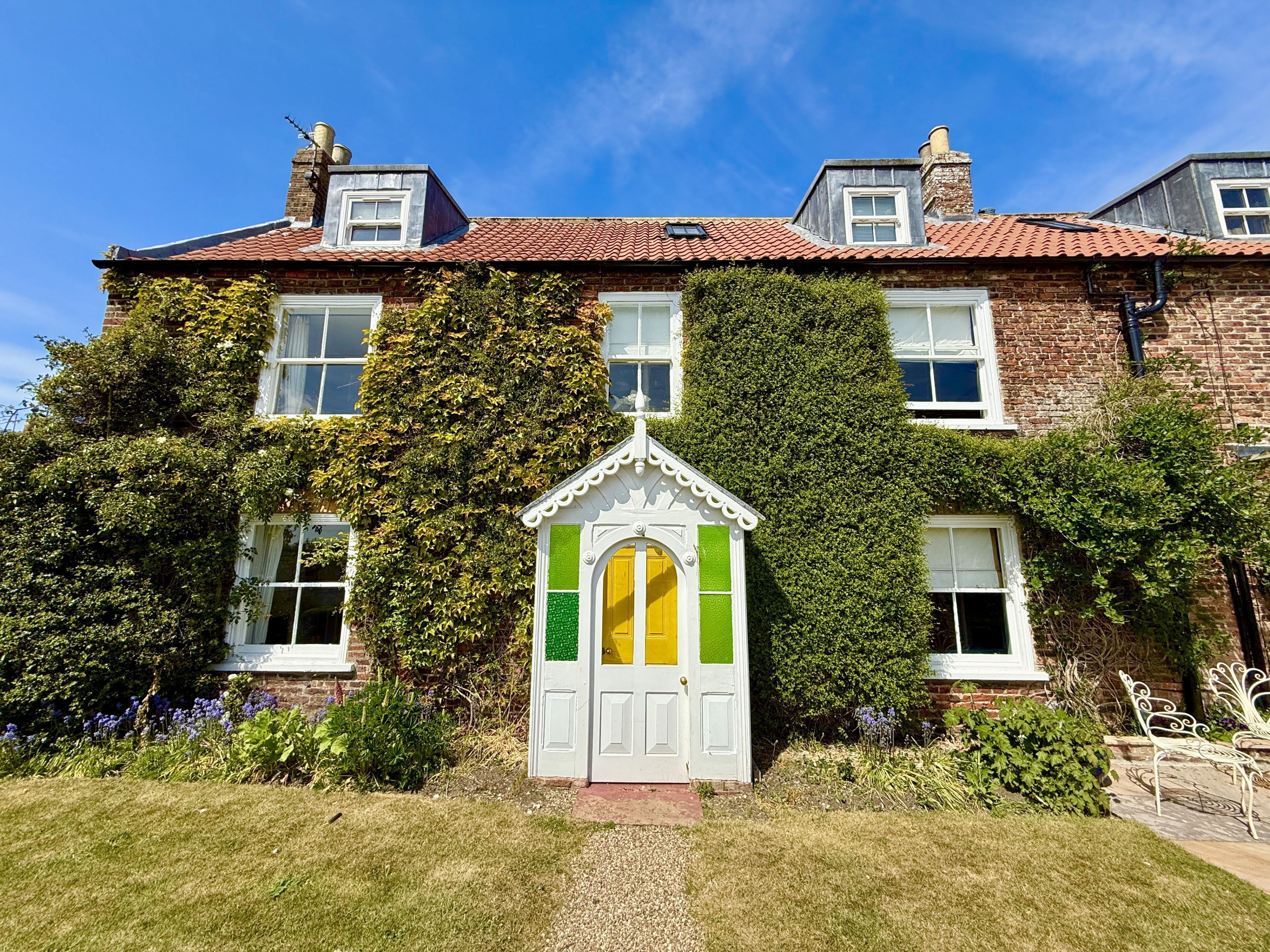 Bay View House Is One Of Yorkshire's Premier Coastal Retreats. Featuring Hot Tub, Fire Pit And 4 Stu - Flamborough