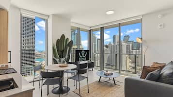 Apartamento Cidade, 2 quartos, Vista para a cidade | Sala de estar