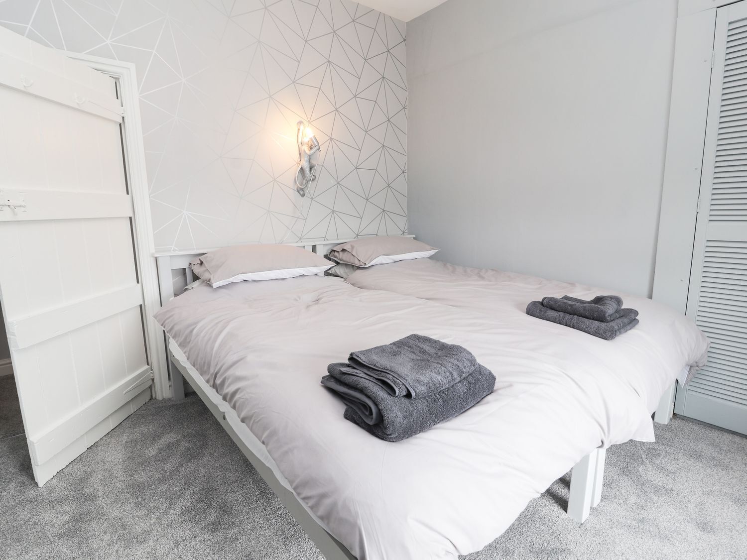 4 quartos, com decoração personalizada, com mobília individualizada 