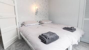 4 quartos, com decoração personalizada, com mobília individualizada