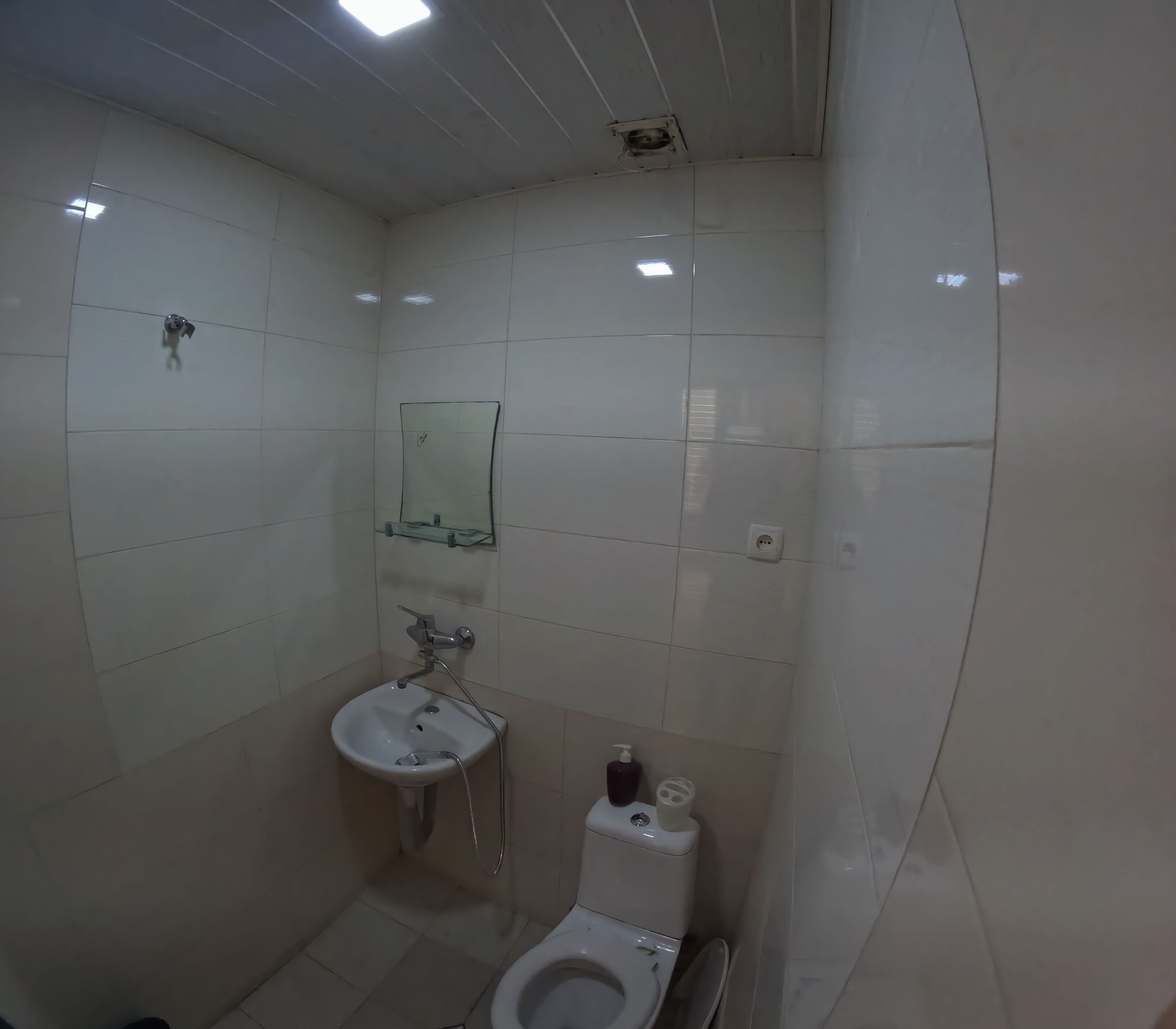 Quarto Duplo Familiar para 1 Pessoa | Casa de banho | Um polibã, chinelos, toalhas fornecidas, sabão 