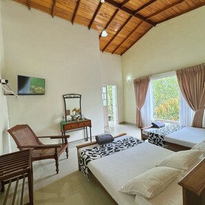Quarto casal luxo, sacada, vista para a montanha | Wi-Fi de cortesia