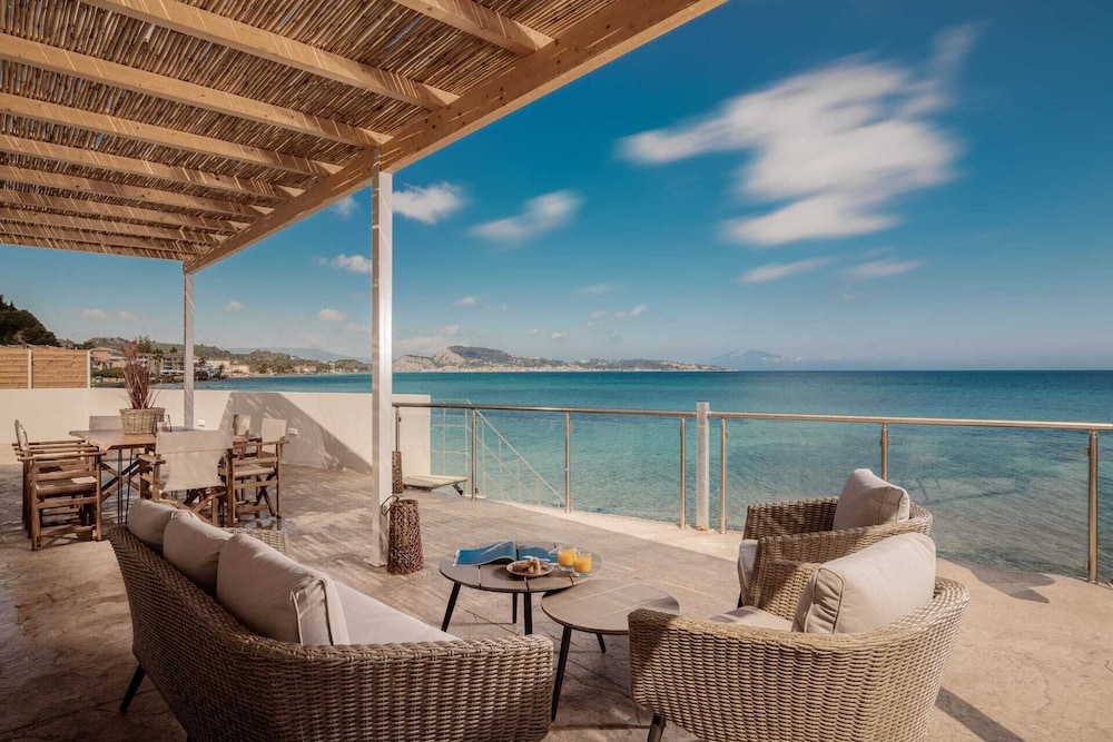 Beachfront Villa • Private Pool & Sandy Beach Avis, Prix & Photos 2026 ...