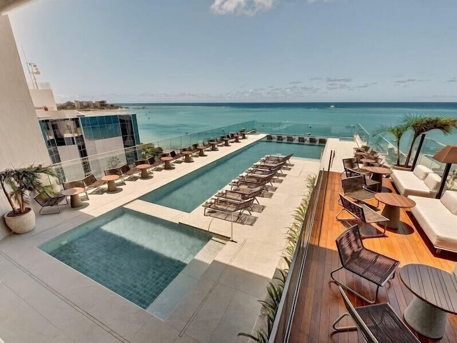 Piscina interior, piscina exterior, espreguiçadeiras