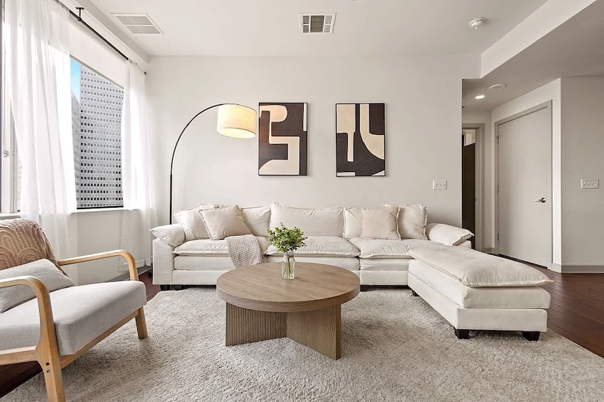 24th Floor Downtown 2br | Free Parking Pool Gym - Bluffview - Dallas