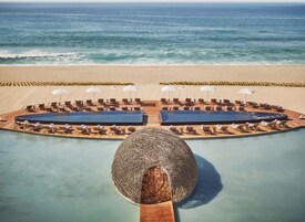 Uma praia privada, praia de areia branca, toldos de praia (sobretaxa) 