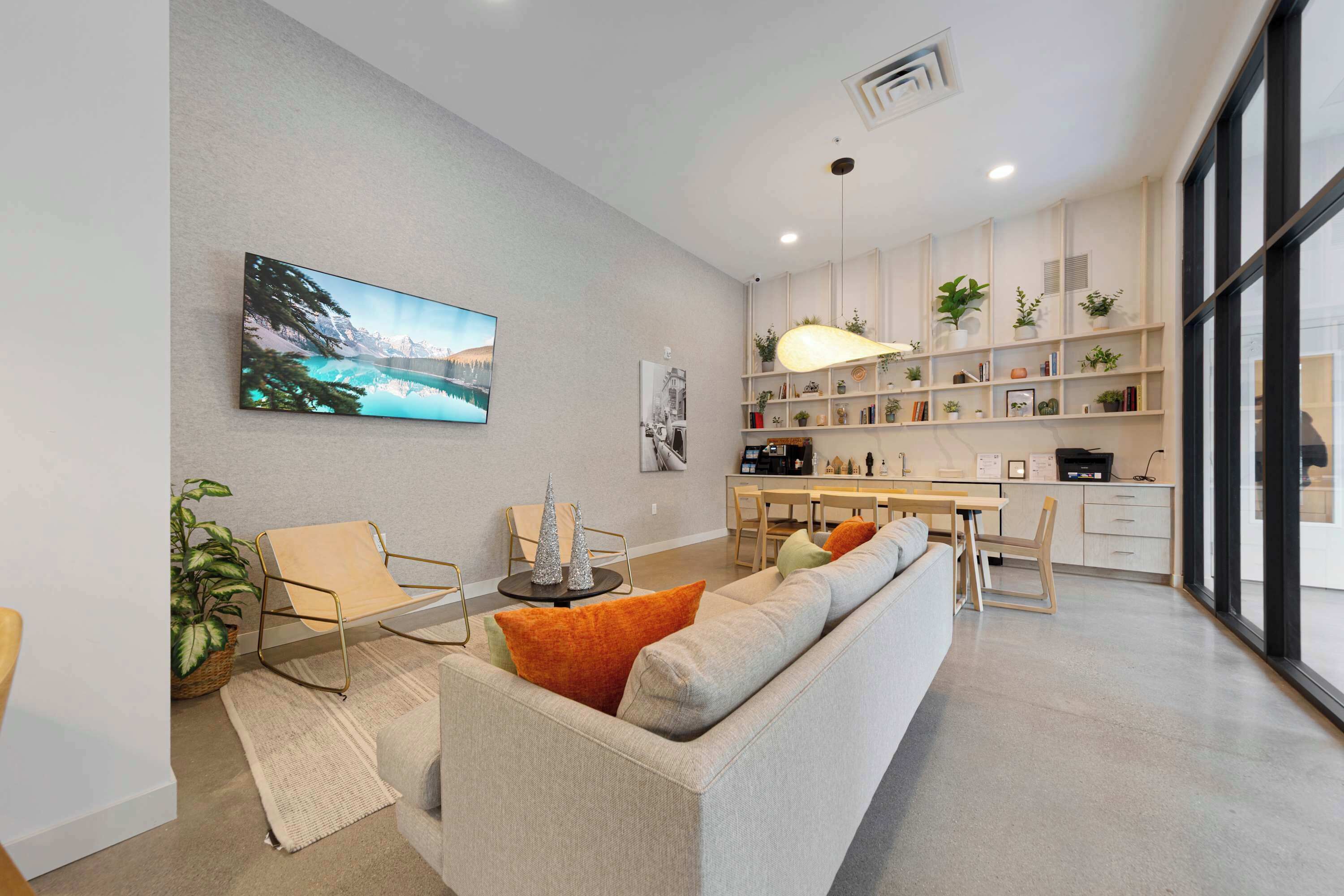 Top Floor 1br | Near Lakes | Rooftop Deck & Gym - Minneapolis, MN