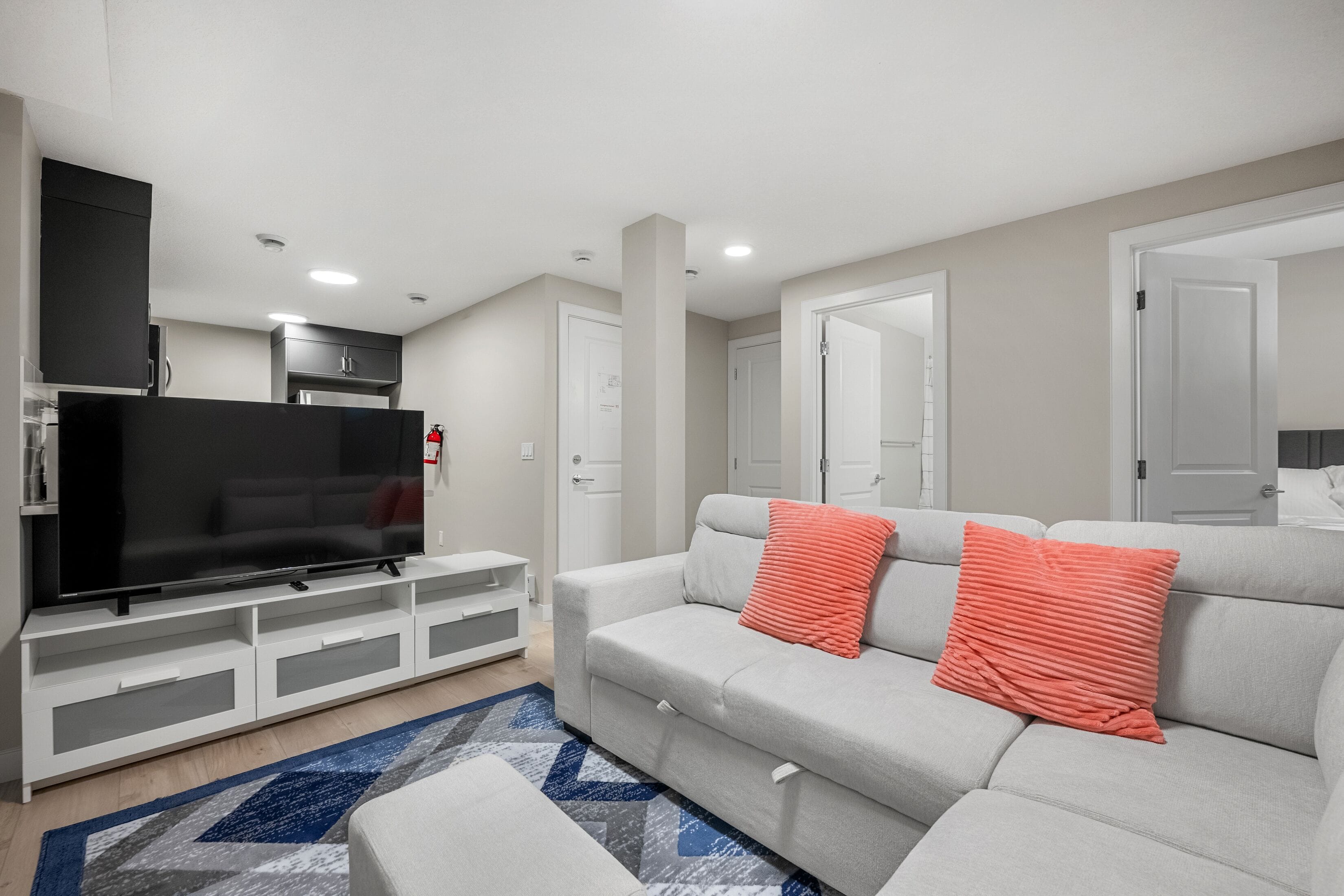 Radiant 2bedroom, 1bath Suite, In Calgary Central Area, Off 17th Ave Se,downtown - Calgary