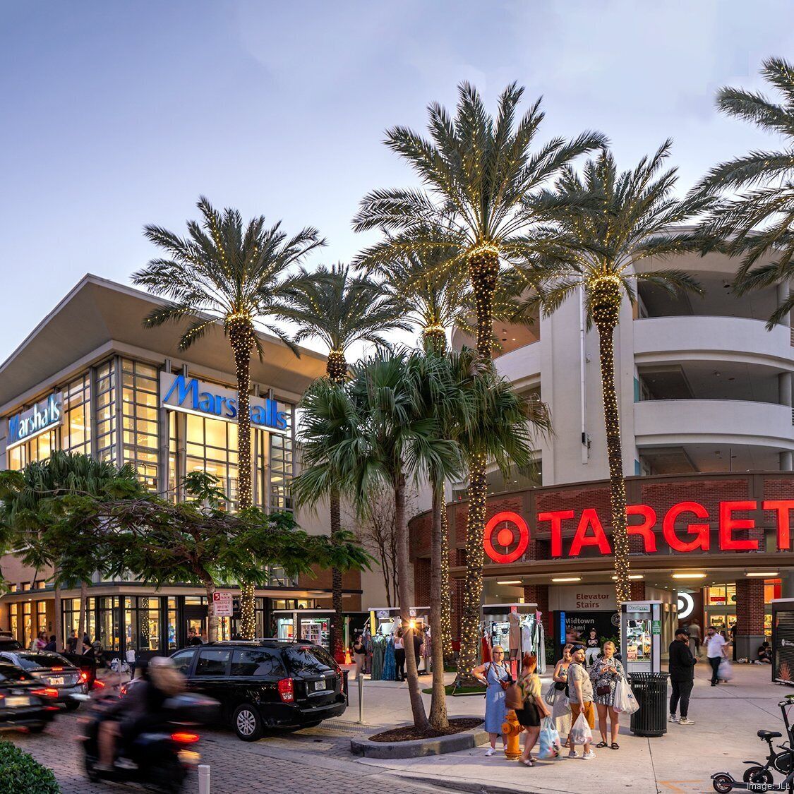 Um shopping com uma loja Target, um restaurante Marsala e palmeiras.