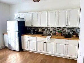 Apartamento, 3 quartos | Cozinha privada | Minifrigorífico, um micro-ondas, uma placa de cozinha 