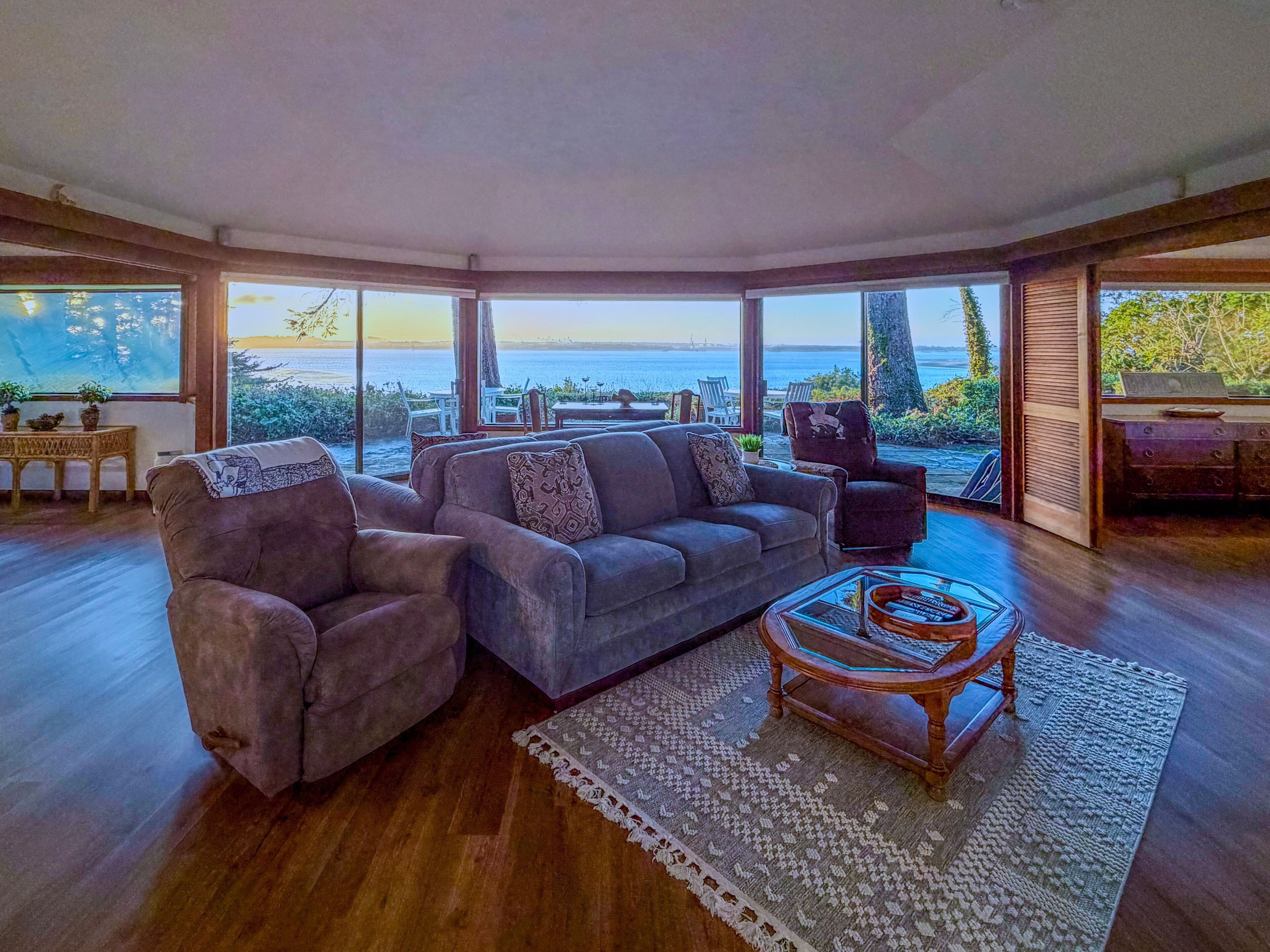 Seagate Manor + Guest House - Coos Bay Homes - Coos Bay, OR