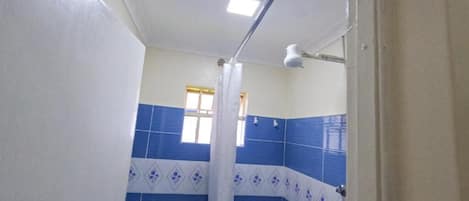 Quarto casal standard | Banheiro | Chuveiro, chinelos, toalhas de banho, sabonete