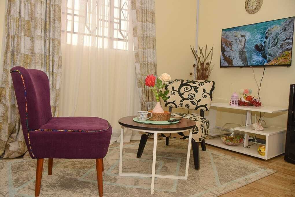 Apartamento clássico | Área de estar | Smart TV 32 polegadas com canais digitais