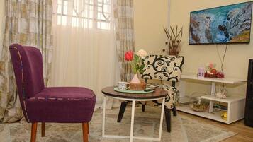Apartamento clássico | Área de estar | Smart TV 32 polegadas com canais digitais