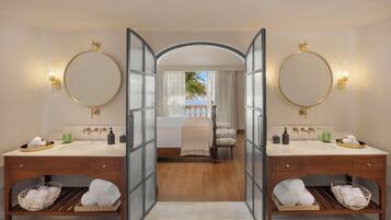 Quarto casal superior, varanda, vista para o rio | Banheiro | Produtos de toalete grátis, secador de cabelo, roupões de banho