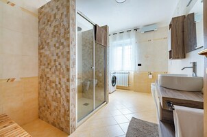Apartamento família, vários quartos, 2 banheiros (Bianca Olive House - Alberobello) | Banheiro | Chuveiro, secador de cabelo, bidê, toalhas de banho