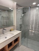 Quarto casal família | Banheiro | Chuveiro, chuveiro com efeito de chuva, secador de cabelo
