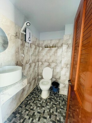 Quarto casal clássico | Banheiro | Toalhas de banho, shampoo, papel higiênico 