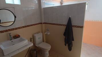 Suite Deluxe, varanda, vista para o mar | Casa de banho | Um polibã