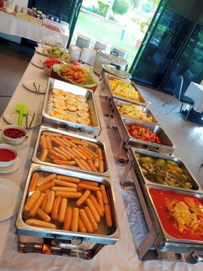 Pequeno-almoço tipo buffet incluído aos fins de semana 