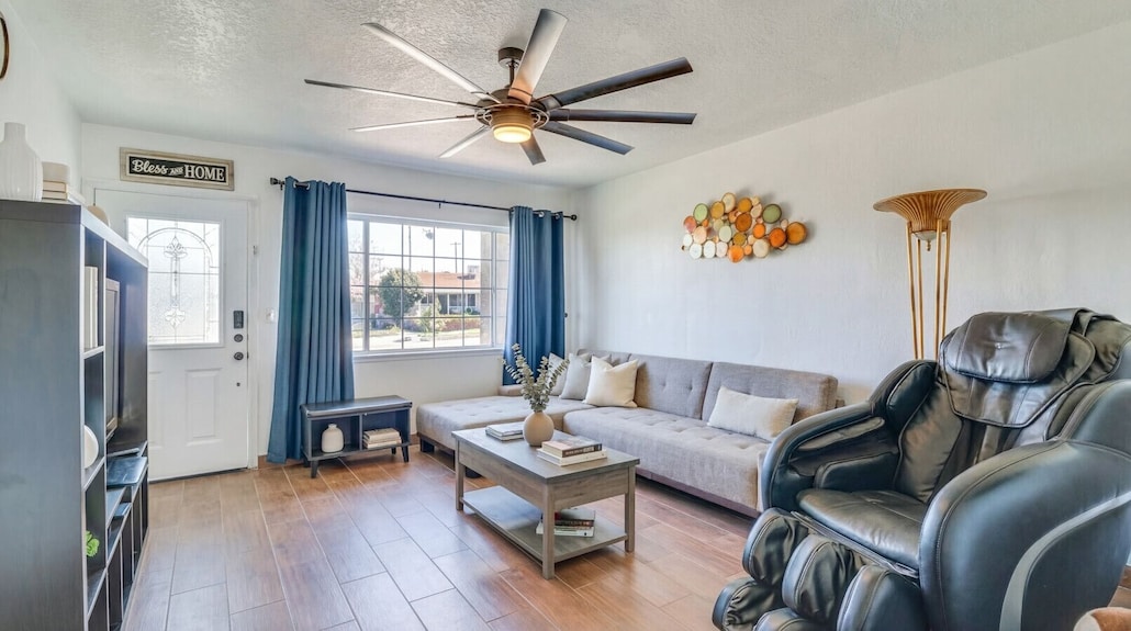 Three Bedroom In United States Of America, Palmdale - Little Rock Lake, Juniper Hills